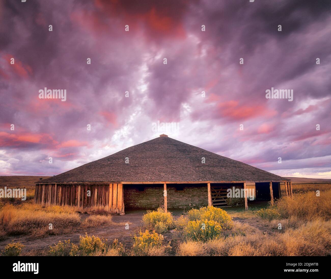 Round Barn at sunrise. Harney County, Oregon Stock Photo - Alamy