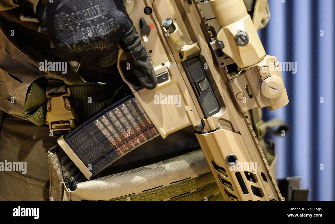 Mainz, Germany. 11th Dec, 2020. An officer of the Special Operations ...