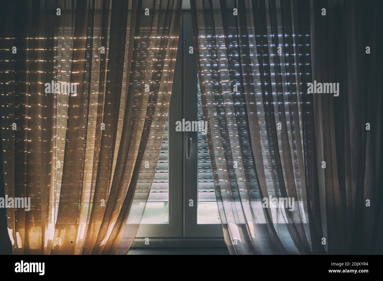 Sunlight streaming through blinds hi-res stock photography and images ...