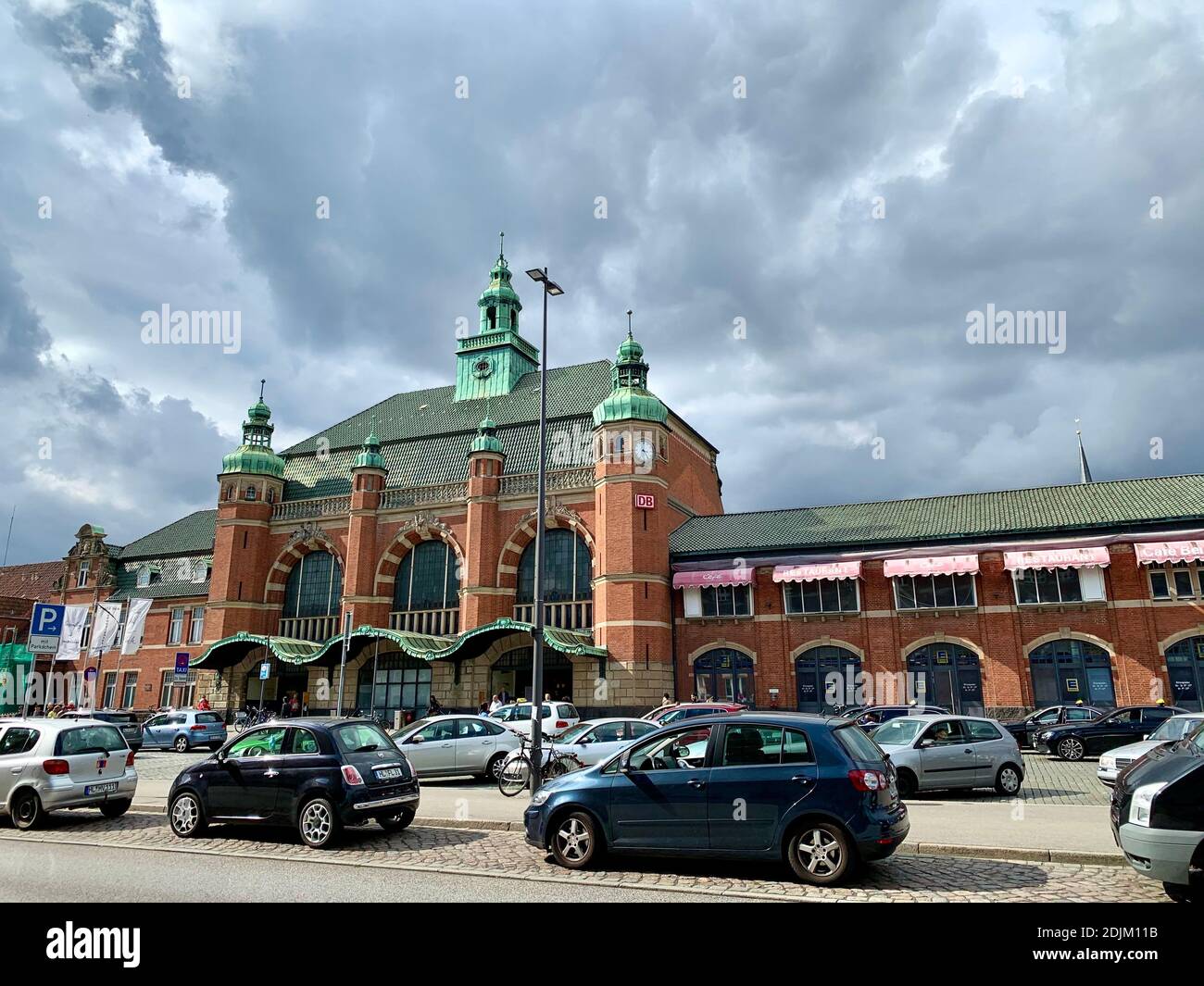 Car parked outside train station hi-res stock photography and images ...