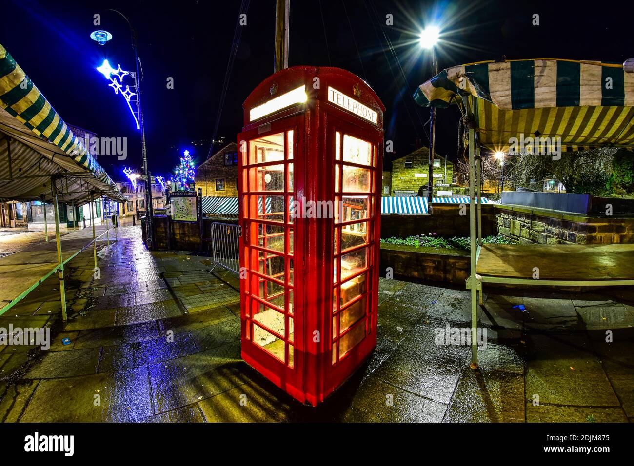 Red phone box christmas lights hi-res stock photography and images - Alamy