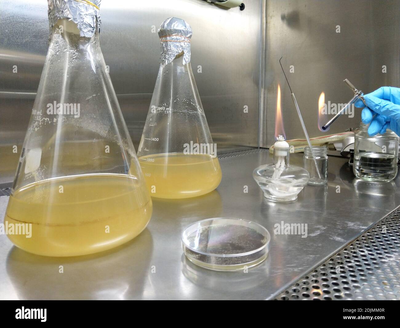 Chemistry flasks fire hi-res stock photography and images - Alamy