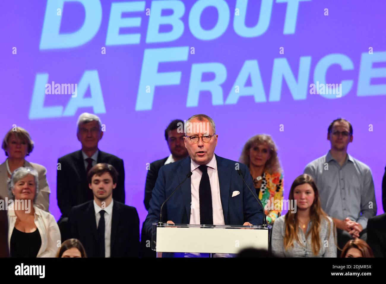 Michael Modikamen , president du Parti Populaire Belge , prend la ...
