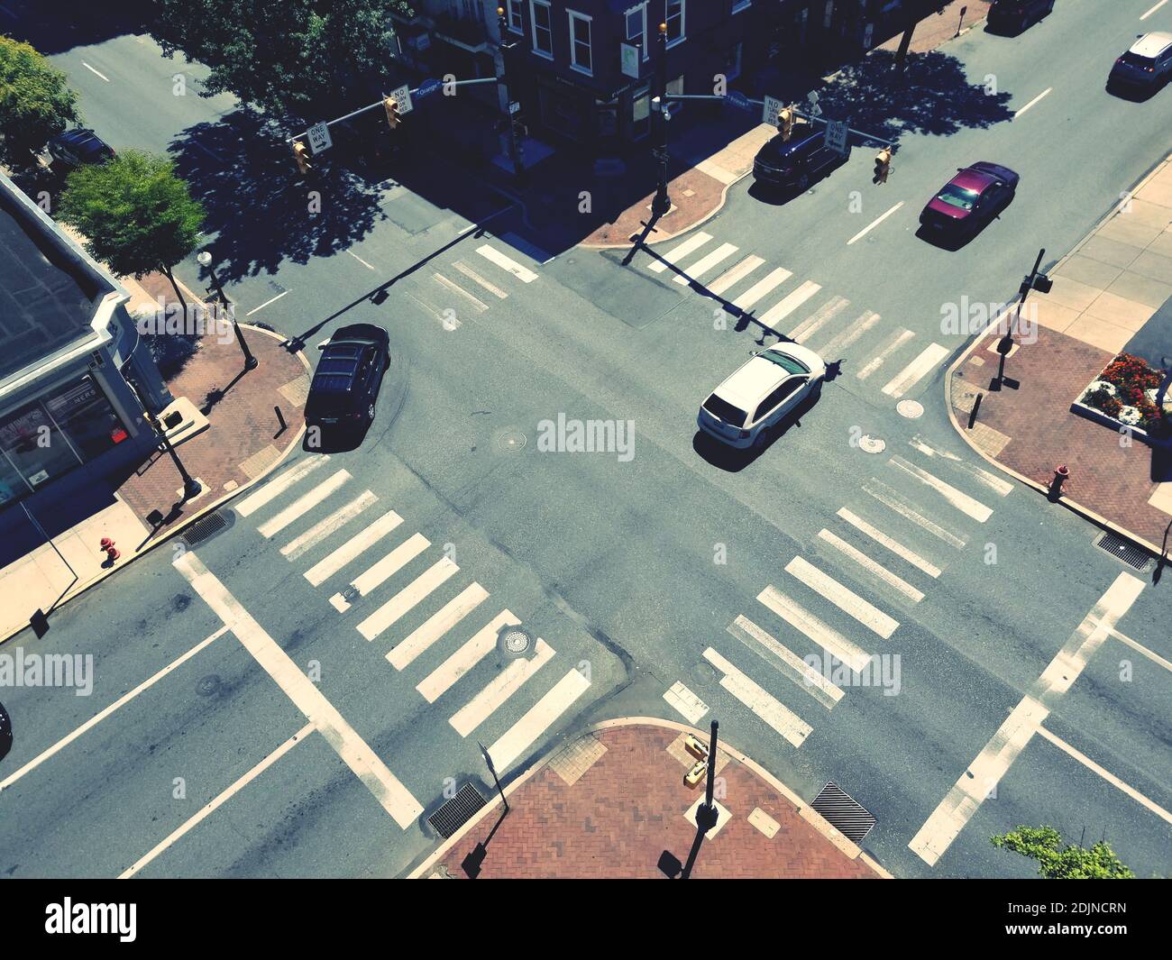 Car intersection signal pedestrian hi-res stock photography and images ...