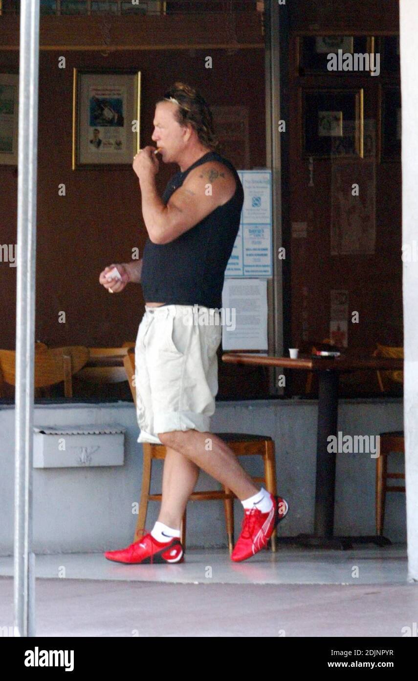 Smoking celebrity hi-res stock photography and images - Alamy