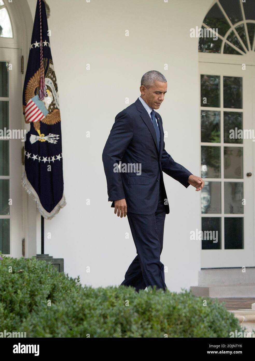 White house lectern hi-res stock photography and images - Alamy