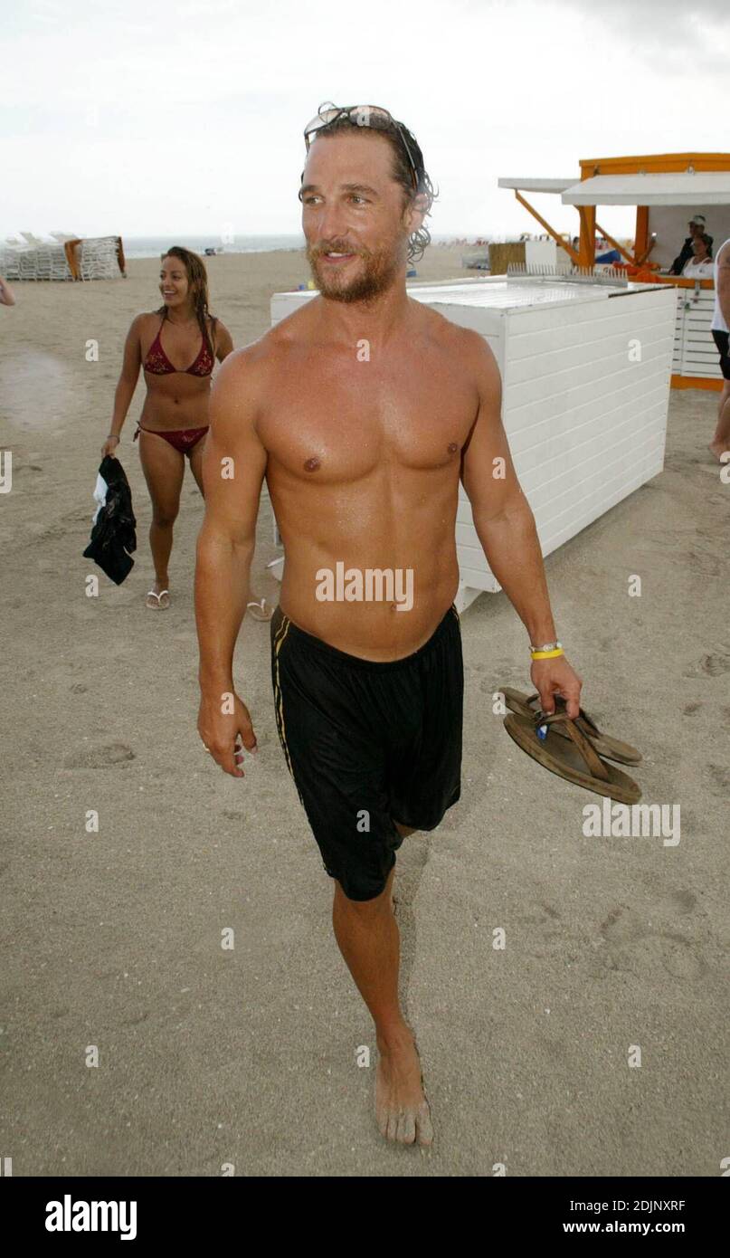 Flip flops in the rain hi-res stock photography and images - Alamy