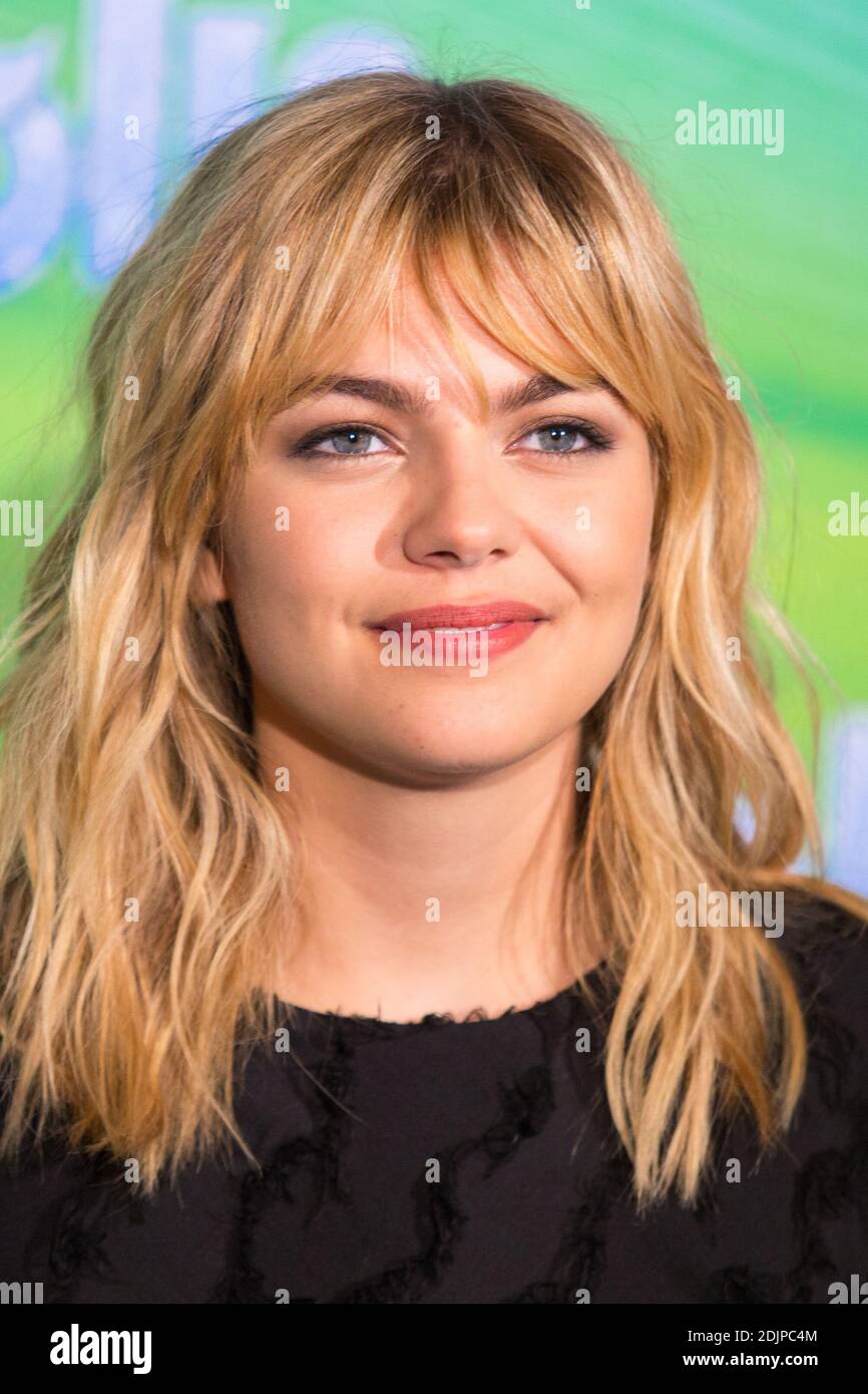 Louane Emera a l'avant-premiere du film Les Trolls au Grand Rex a Paris ...