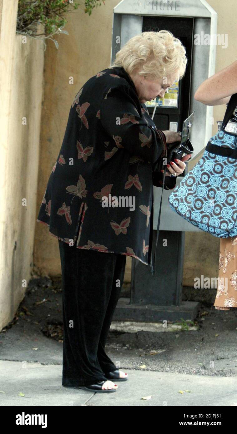 Doris roberts hi-res stock photography and images - Alamy