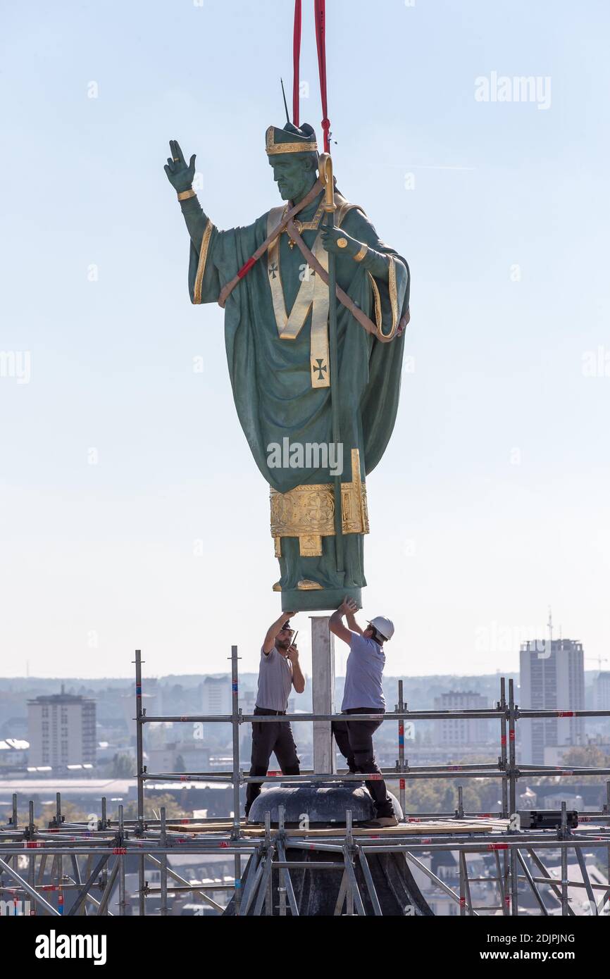 repose de la statue de Saint Martin sur le dôme de la basilique Saint ...