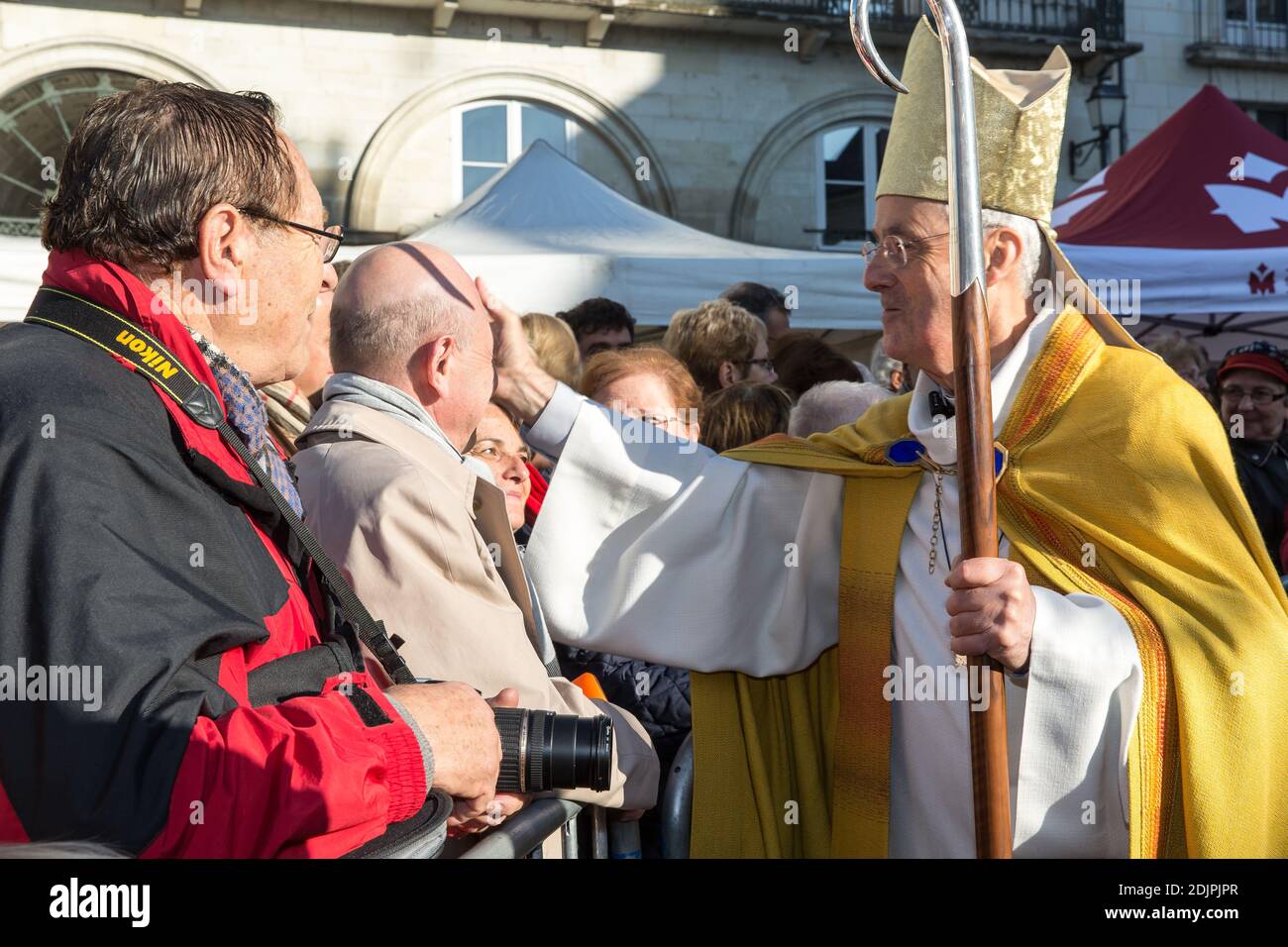 repose de la statue de Saint Martin sur le dôme de la basilique Saint ...