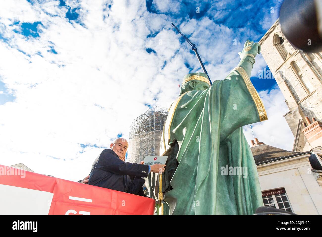 repose de la statue de Saint Martin sur le dôme de la basilique Saint ...