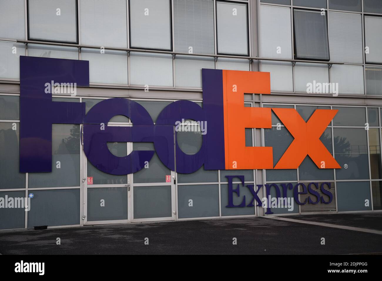 Charles de gaulle airport general view hi-res stock photography and ...