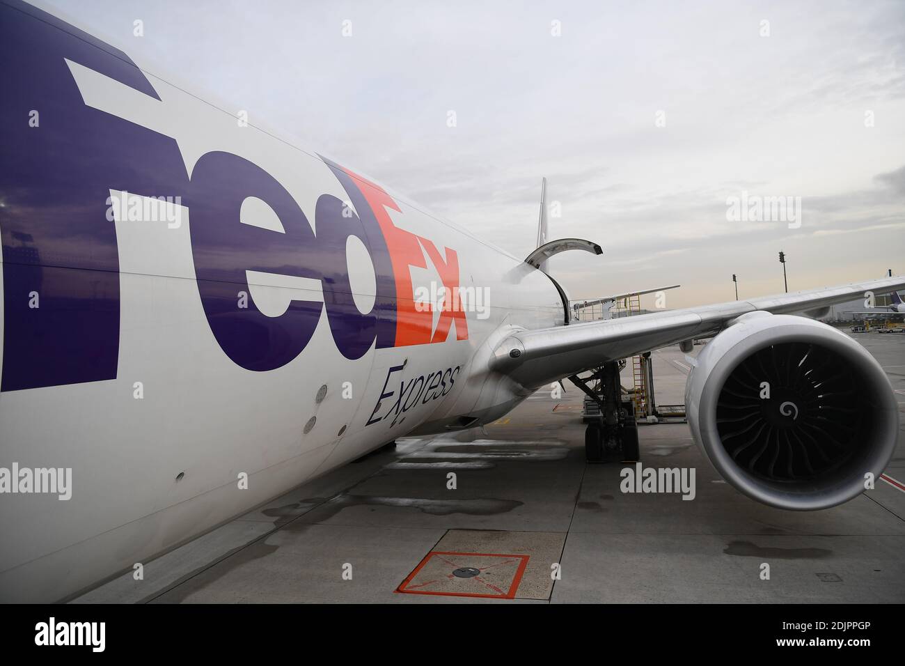 Charles de gaulle airport general view hi-res stock photography and ...