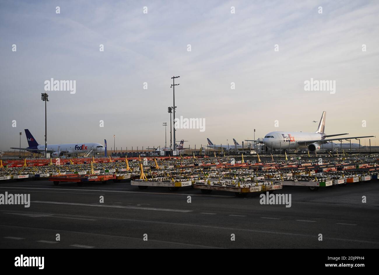 Charles de gaulle airport general view hi-res stock photography and ...