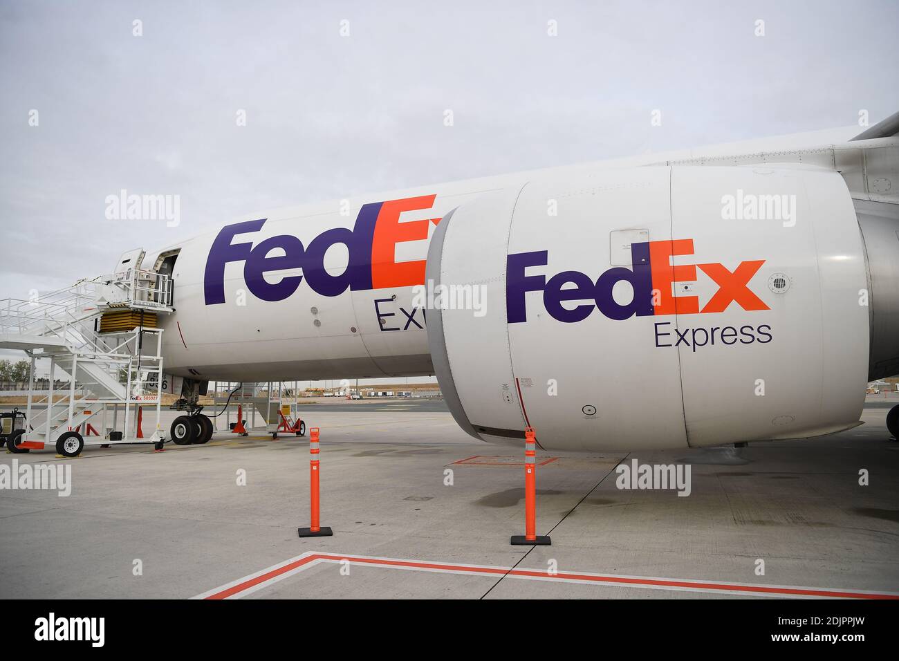 Charles de gaulle airport general view hi-res stock photography and ...