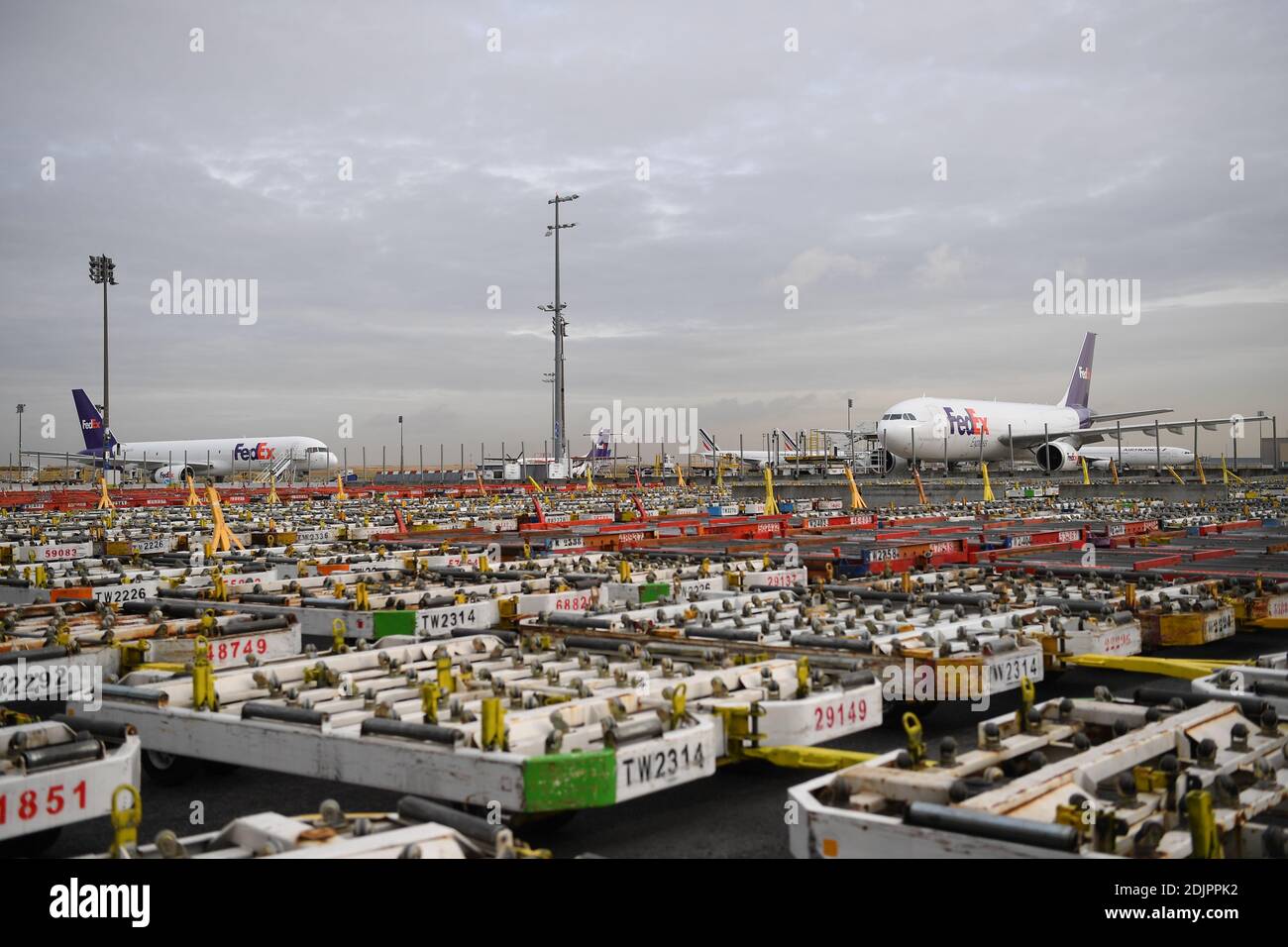 Charles de gaulle airport general view hi-res stock photography and ...