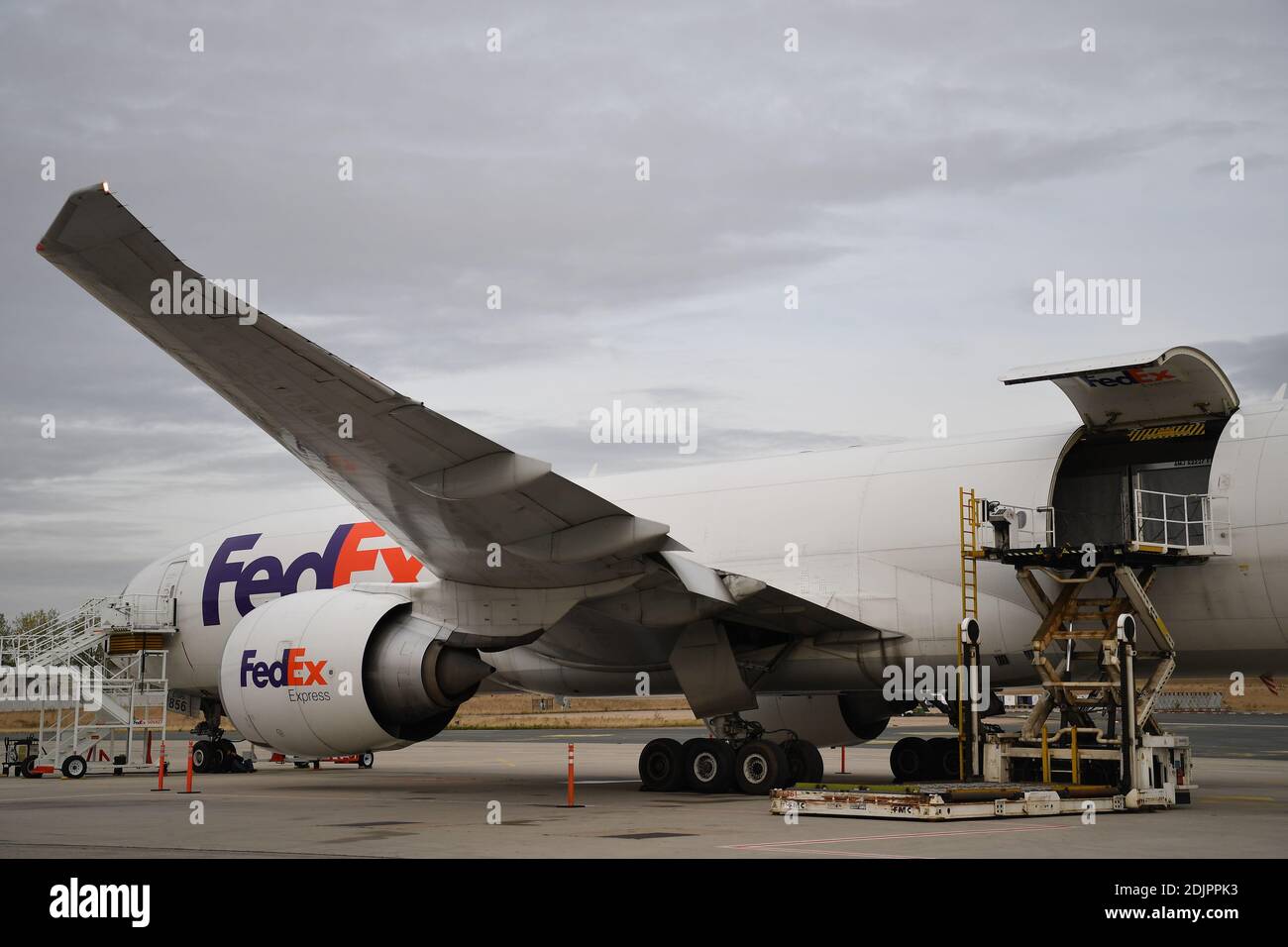 Charles de gaulle airport general view hi-res stock photography and ...