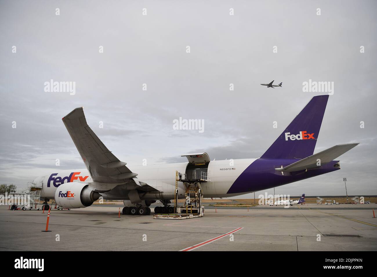 Charles de gaulle airport general view hi-res stock photography and ...