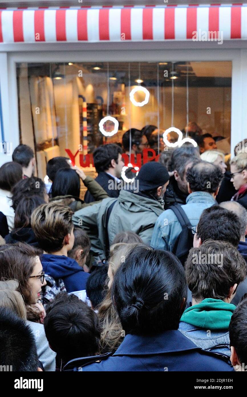 Scarlett johansson popcorn shop hi-res stock photography and images - Alamy