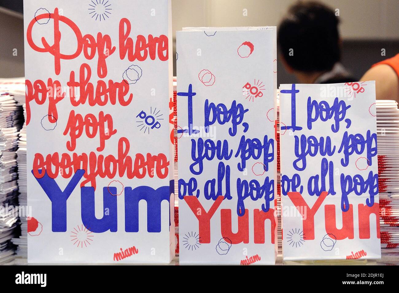 Scarlett johansson popcorn shop hi-res stock photography and images - Alamy