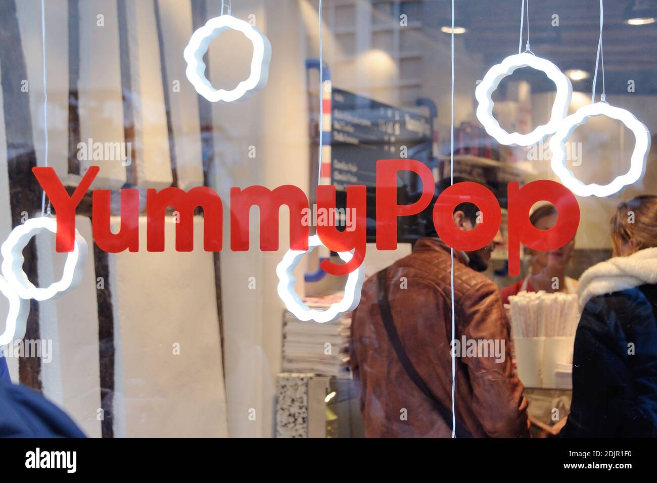 Scarlett johansson popcorn shop hi-res stock photography and images - Alamy