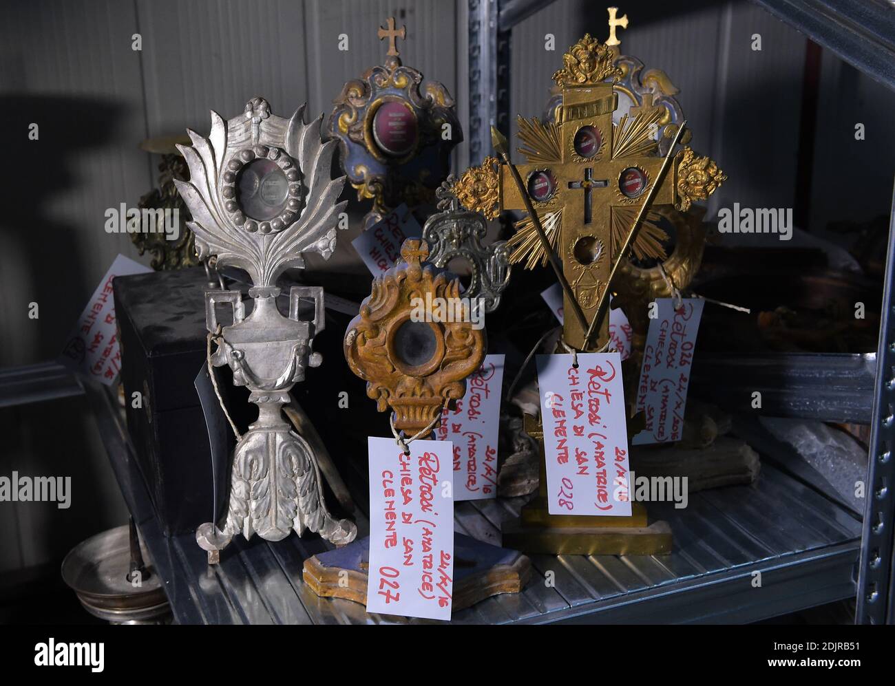 1200 more damaged hi-res stock photography and images - Alamy