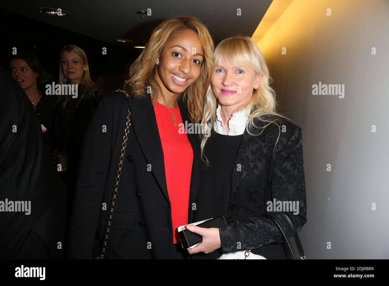 Estelle Mossely et sa mere backstage lors du defile d’ouverture du 22e ...