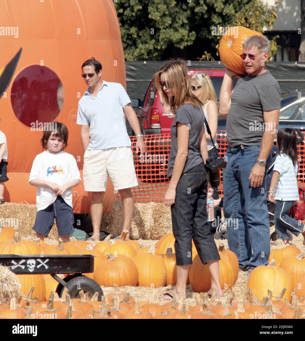 Calista Flockhart and Harrison Ford take little Liam on a pumpkin hunt ...