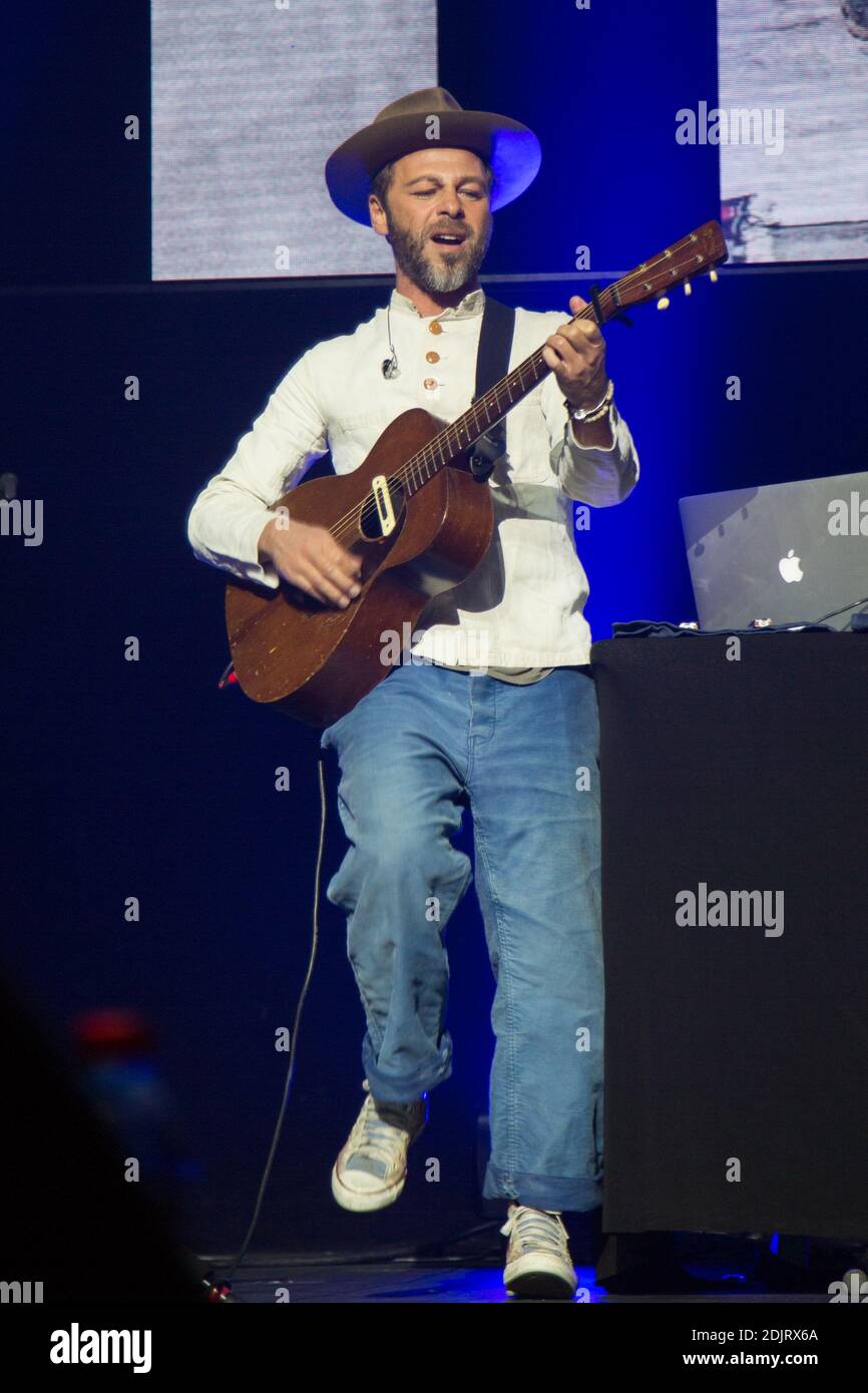Christophe Mae lors du concert 'Les talents France Bleu' aux Folies ...