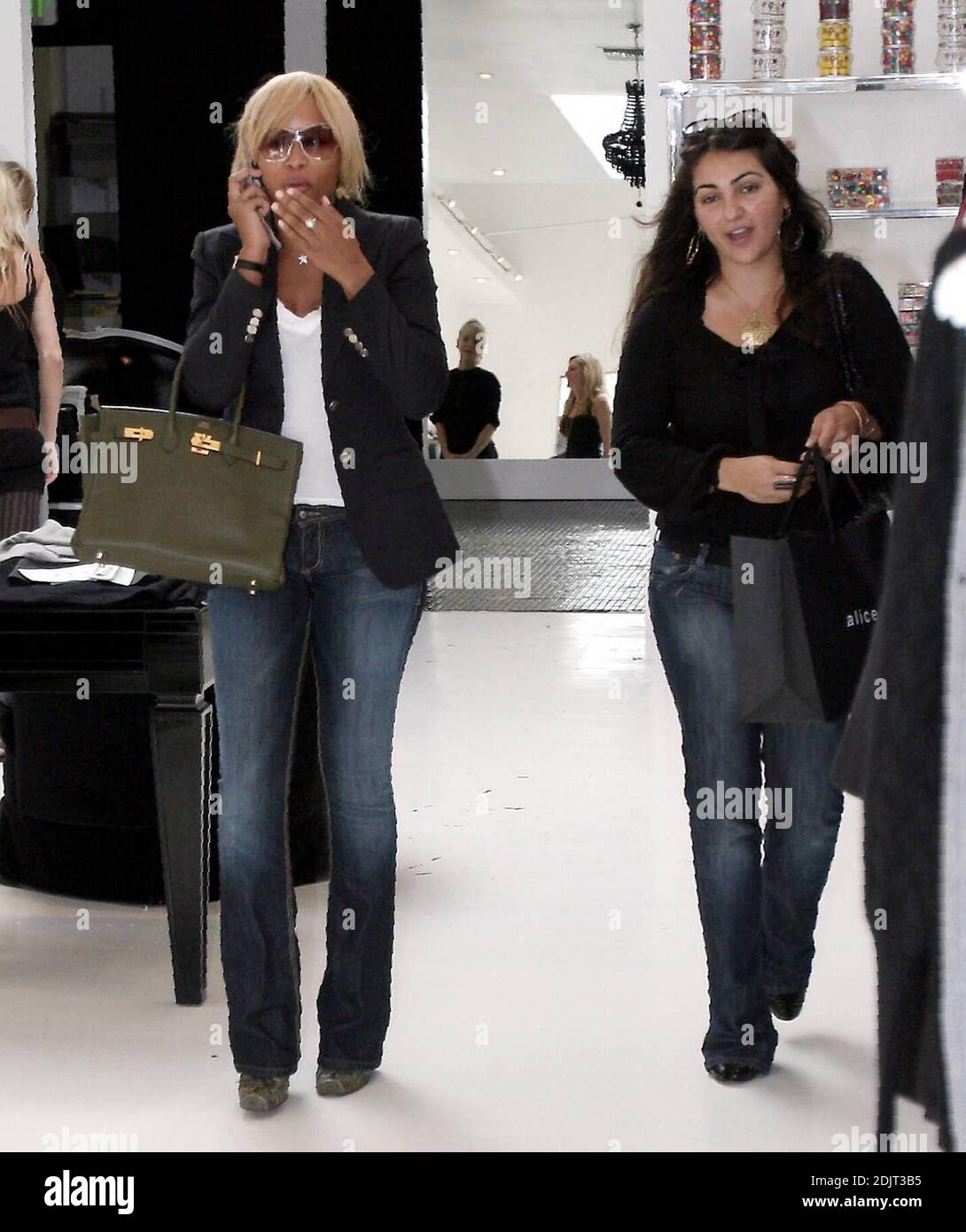 Eve shops on Robertson Blvd in Los Angeles, Ca. 11/2/06 Stock Photo - Alamy