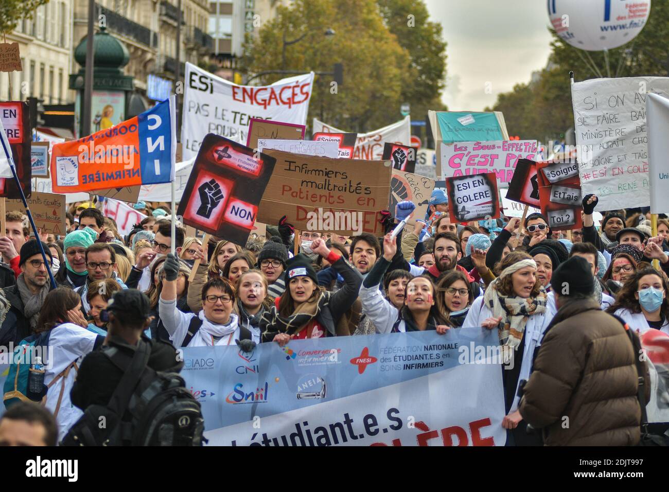 Hospital nurses, healthcare sector and their unions demonstrate in ...