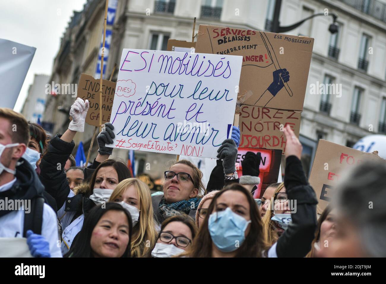Hospital nurses, healthcare sector and their unions demonstrate in ...