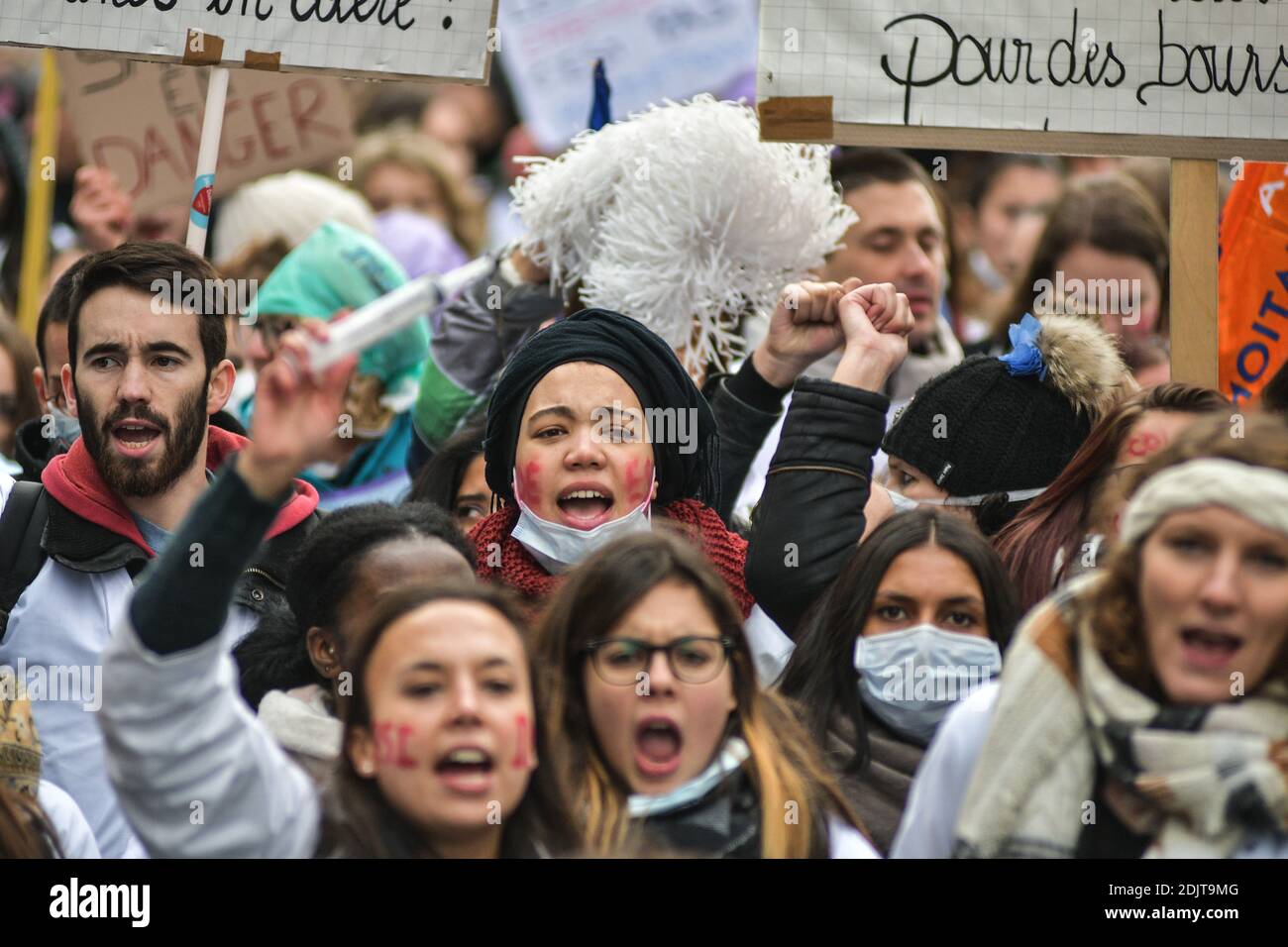 Hospital nurses, healthcare sector and their unions demonstrate in ...