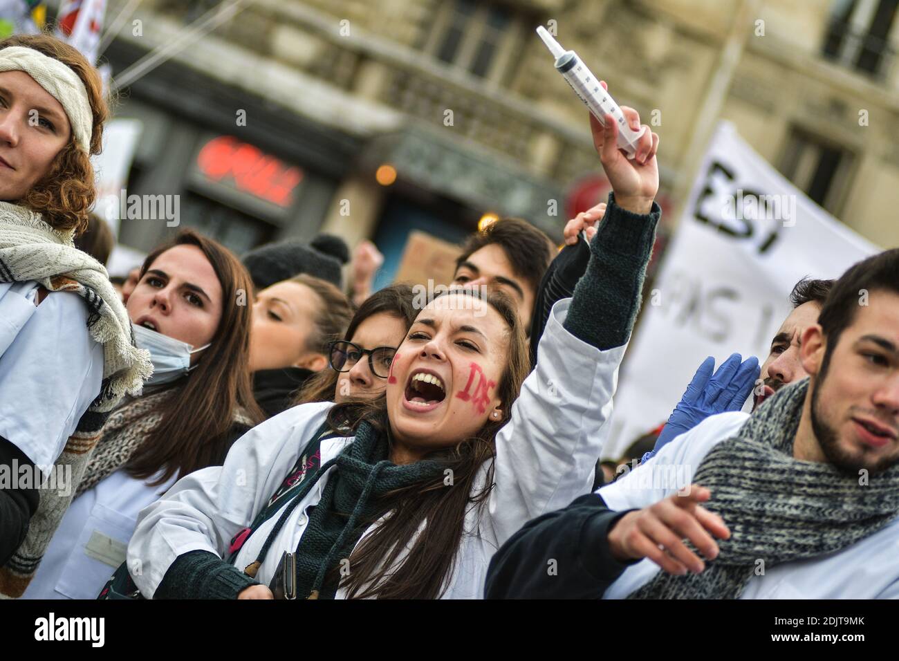 Hospital nurses, healthcare sector and their unions demonstrate in ...