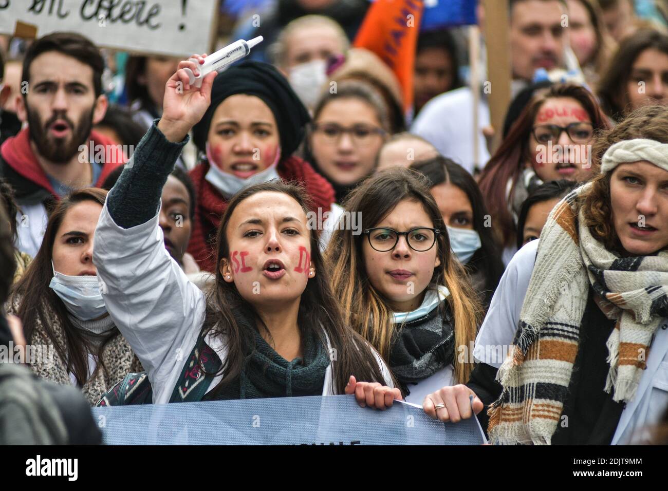 Hospital nurses, healthcare sector and their unions demonstrate in ...