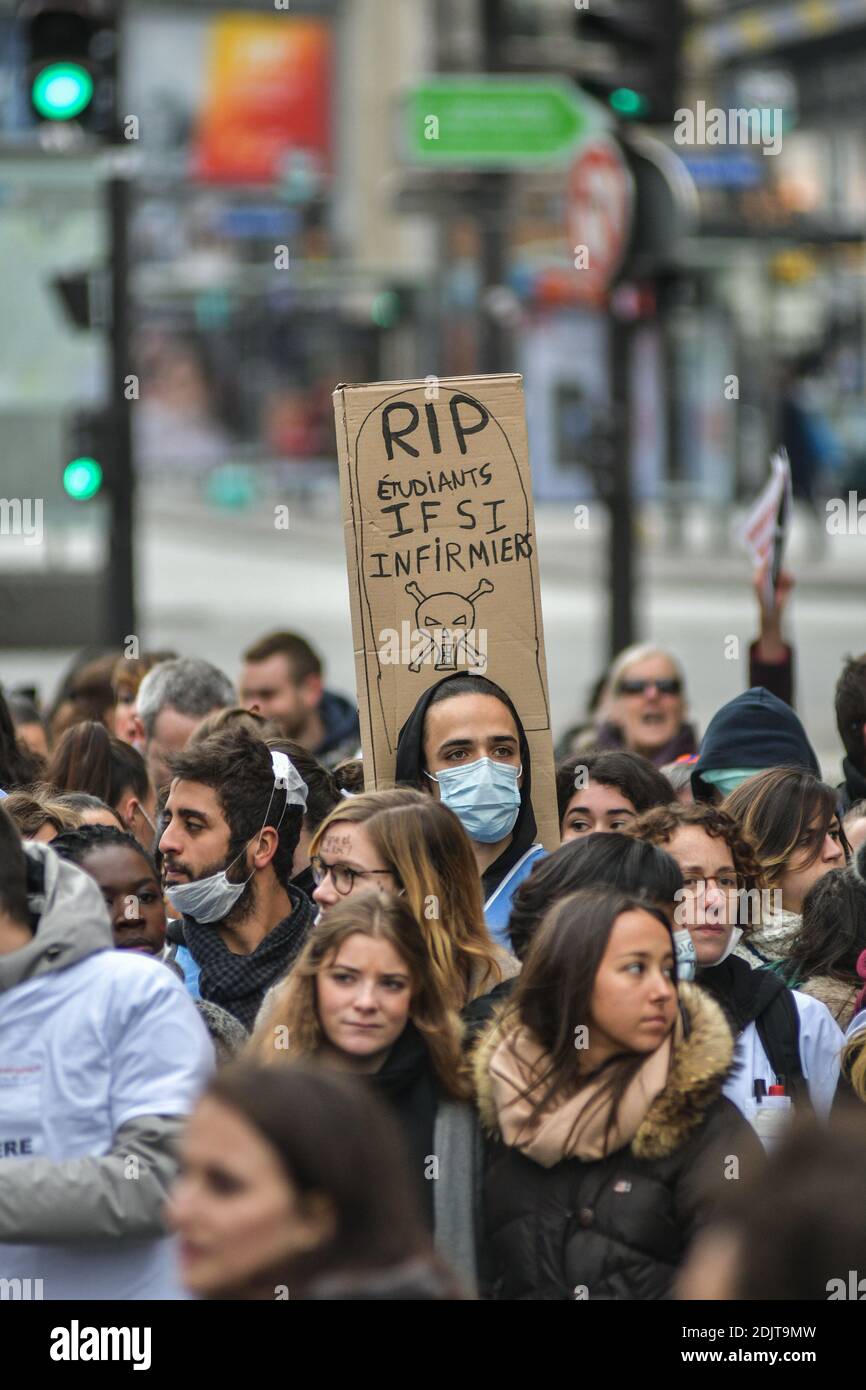 Hospital nurses, healthcare sector and their unions demonstrate in ...