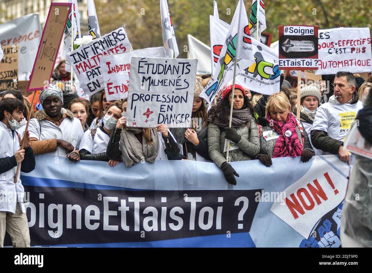 Hospital nurses, healthcare sector and their unions demonstrate in ...