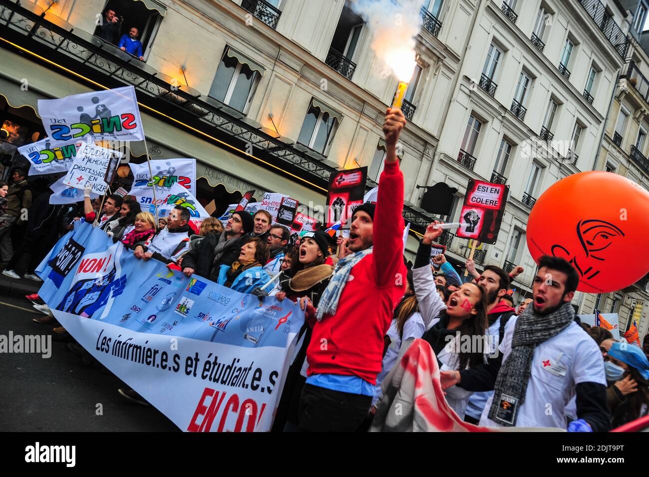 Hospital nurses, healthcare sector and their unions demonstrate in ...