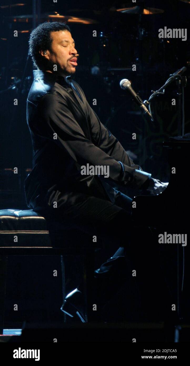 Singer Lionel Richie performs in concert at the Kodak Theatre in Los ...