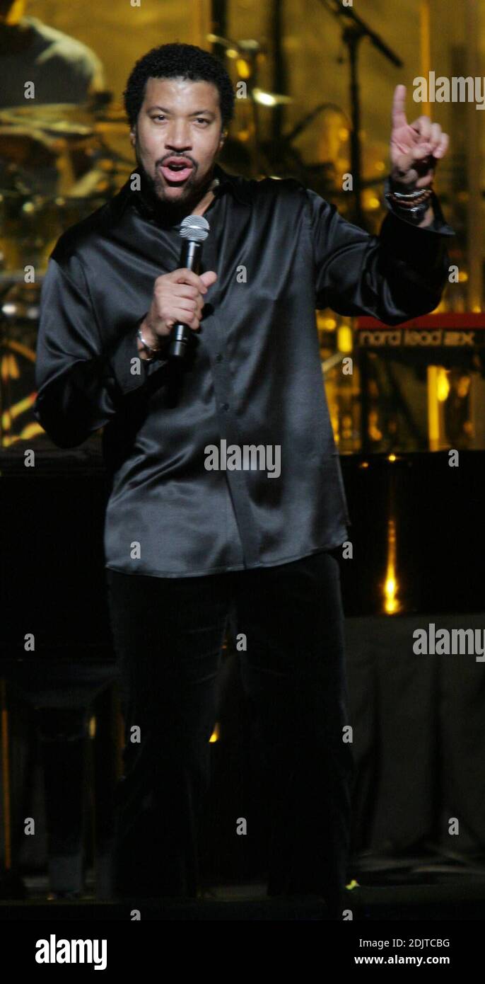 Singer Lionel Richie performs in concert at the Kodak Theatre in Los ...