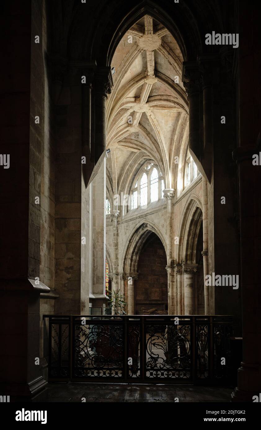 Looking up at ceiling hi-res stock photography and images - Alamy