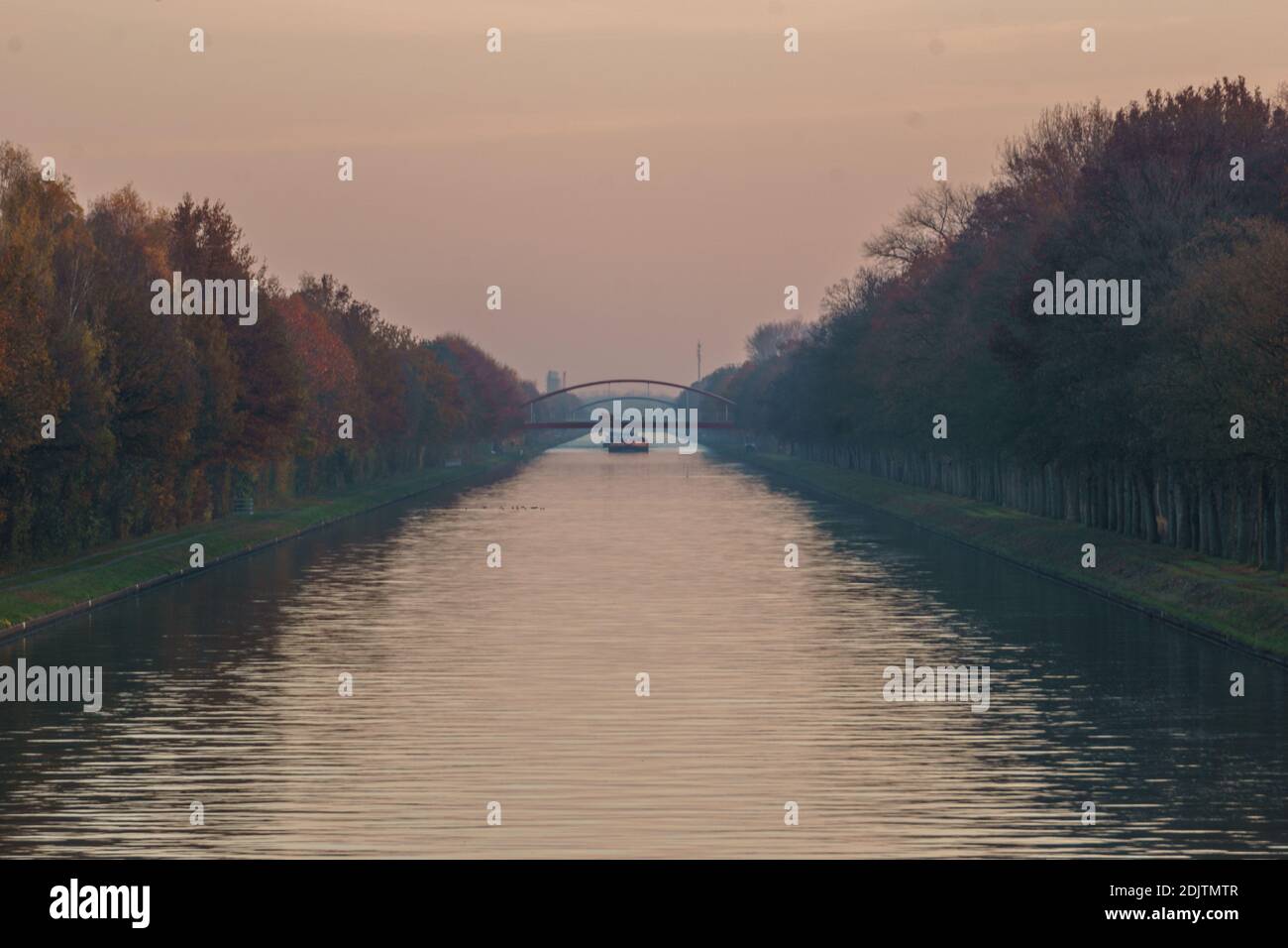 Straight canal hi-res stock photography and images - Alamy