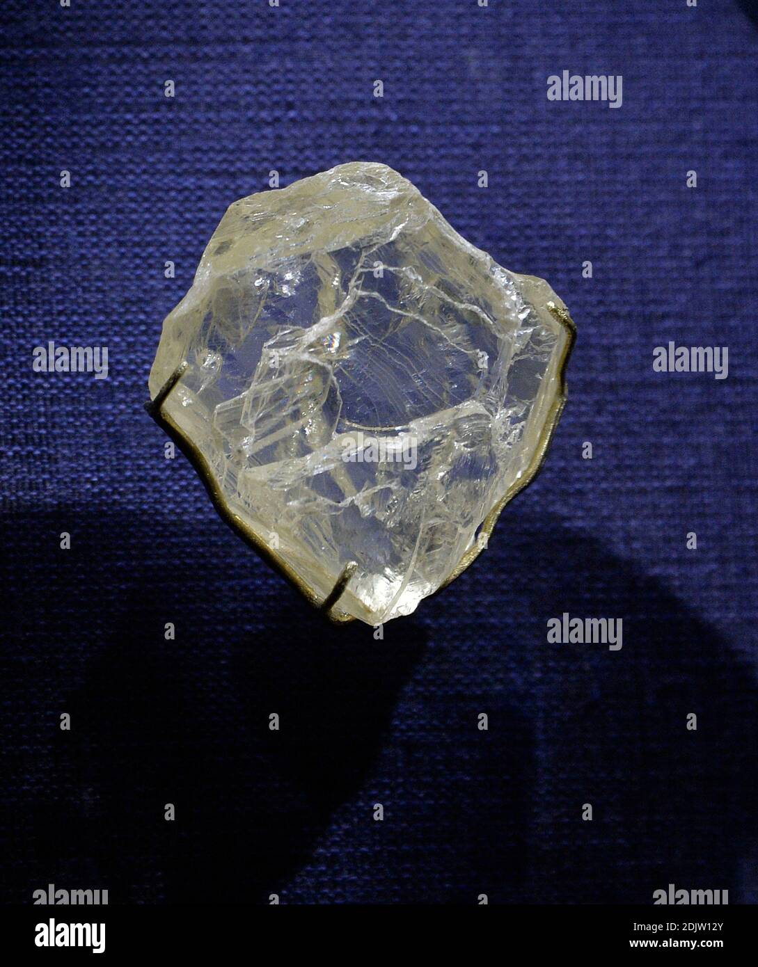 The Foxfire Diamond , the largest uncut diamond (weighs 187 carats ...