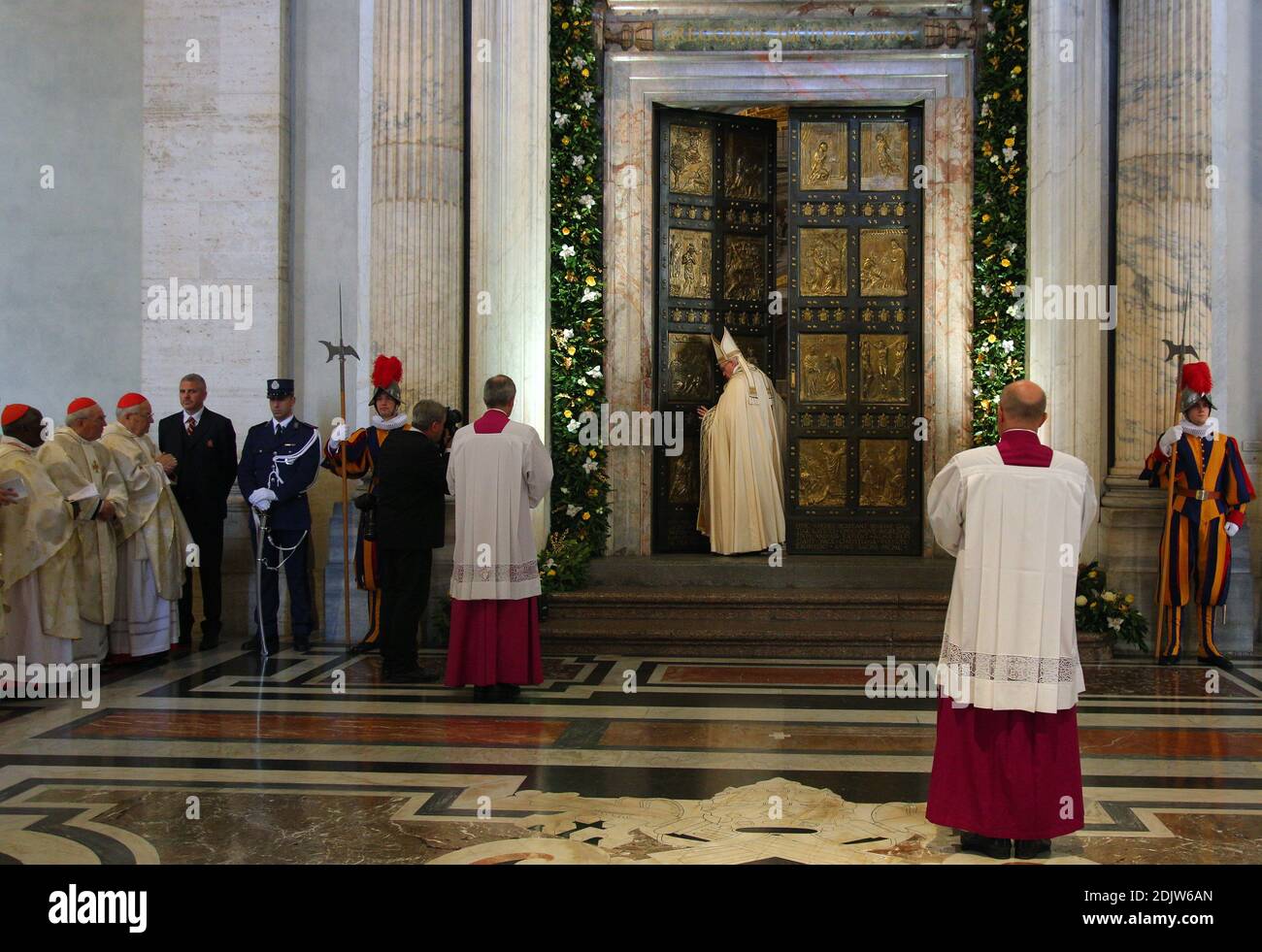 Pope Francis closes the Holy Door at St Peter's basilica to mark the ...