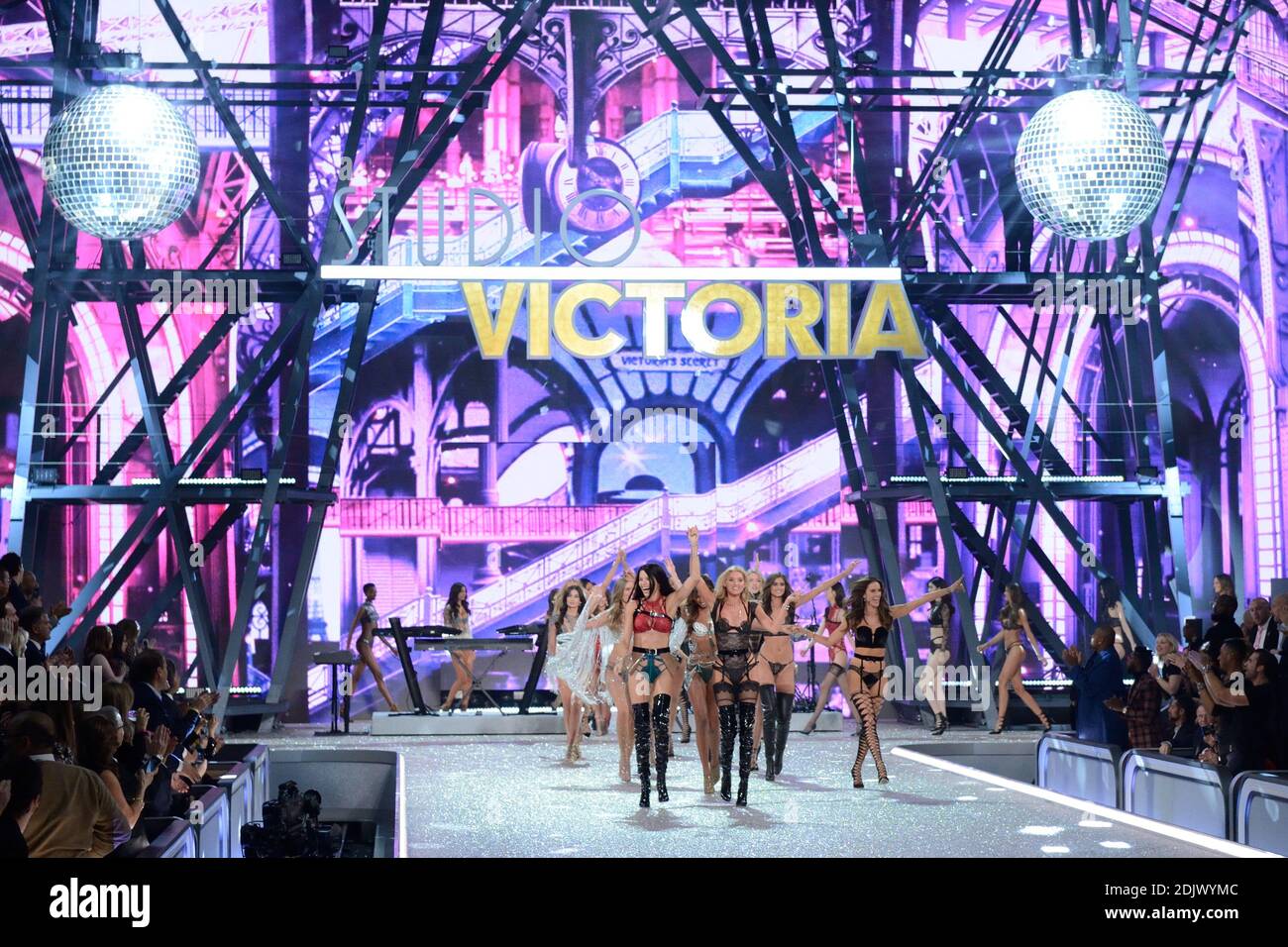 Group Models Runway Paris High Resolution Stock Photography and Images ...