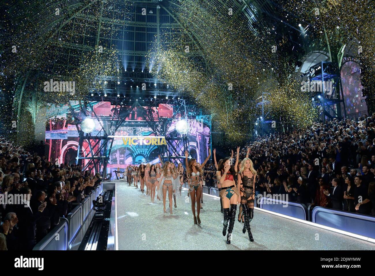 Group models runway paris hi-res stock photography and images - Alamy