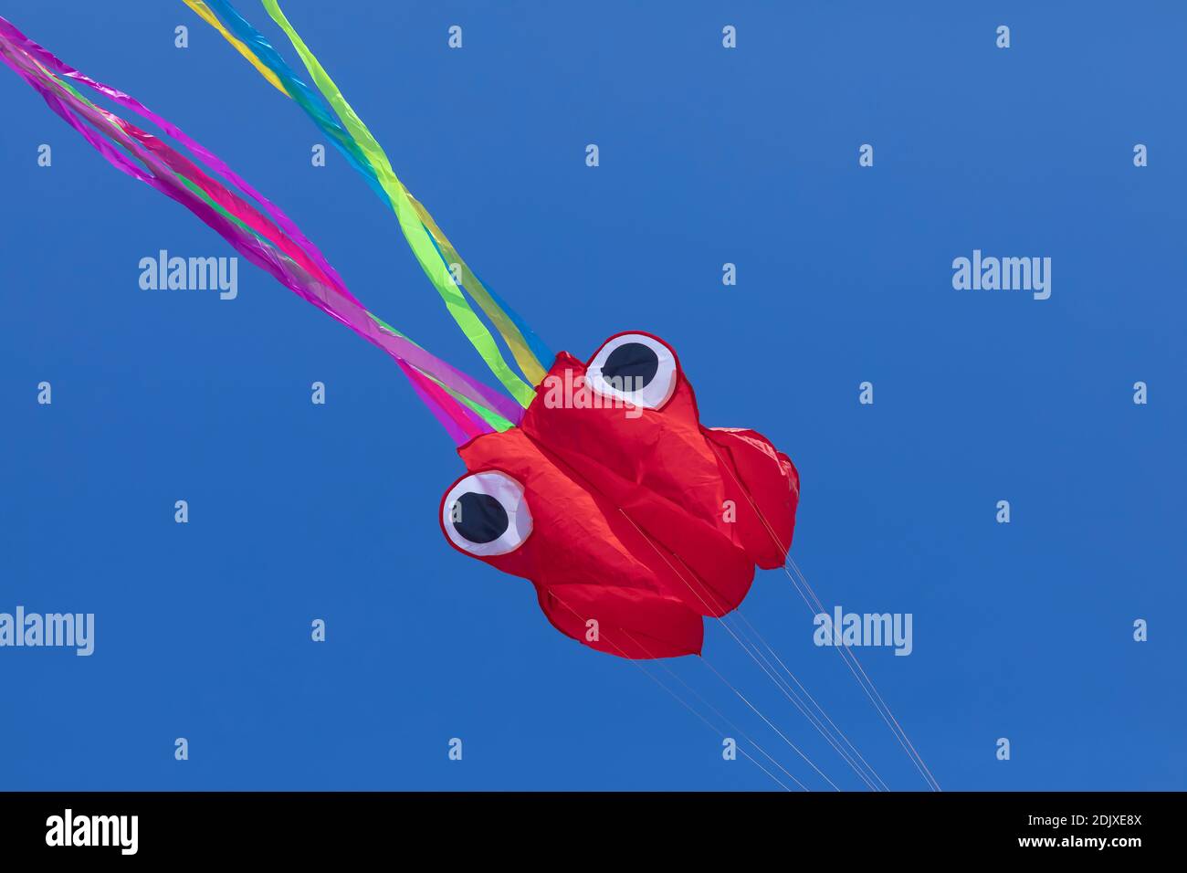 Solid color kite hi-res stock photography and images - Alamy