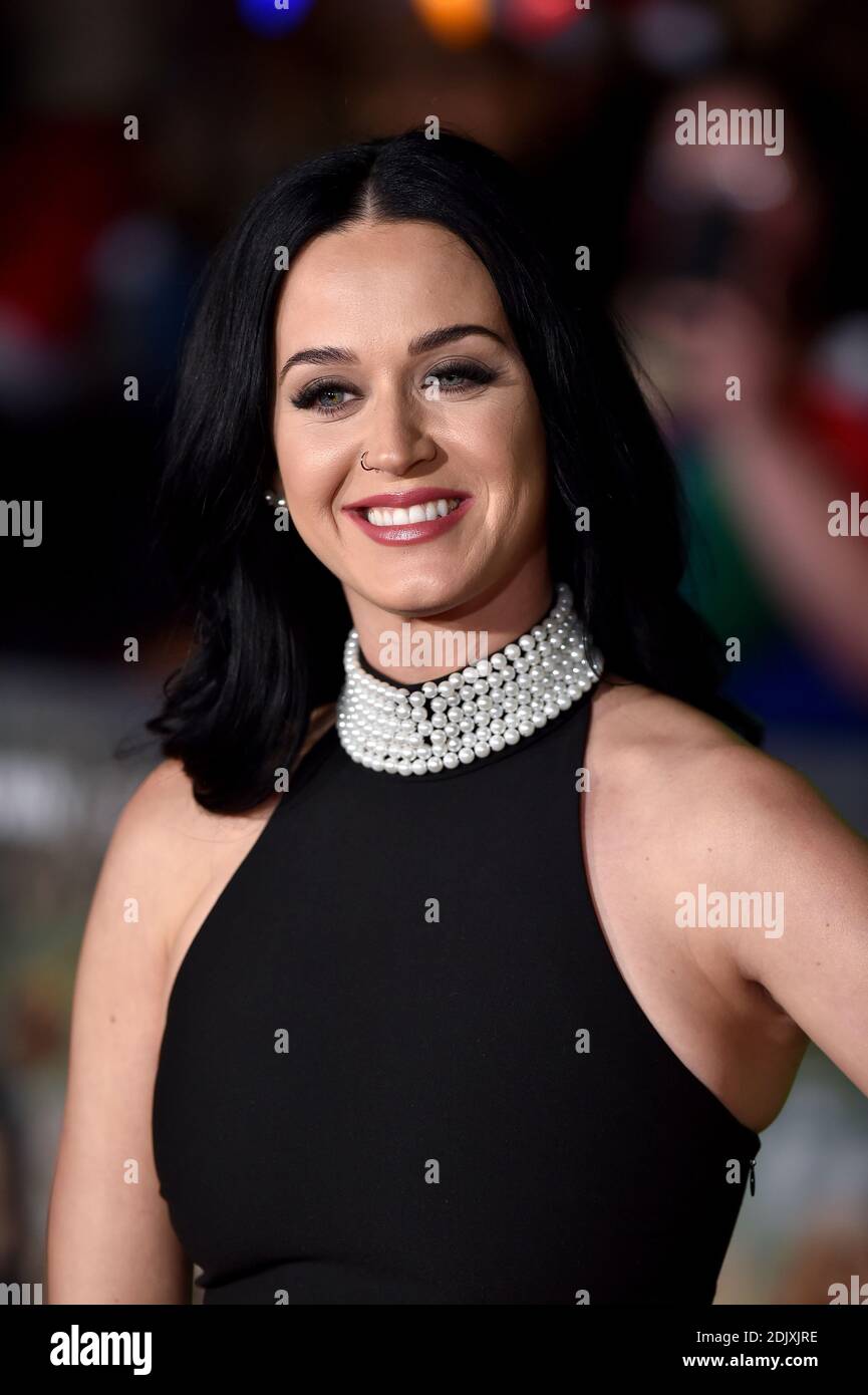 Katy Perry still wearing her Nike gold tooth jewelry attends the ...