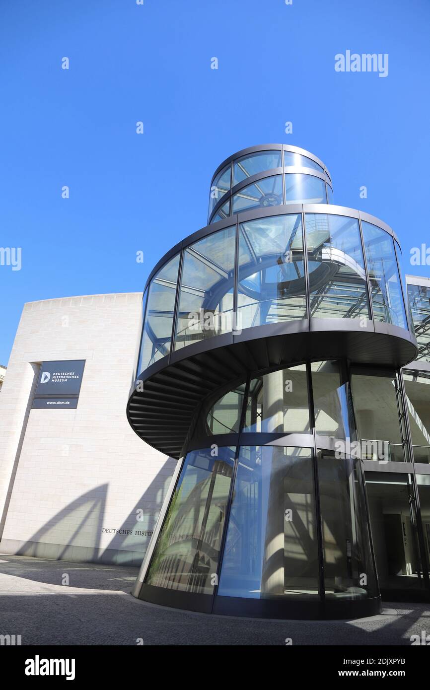 Museum centerpiece displays hi-res stock photography and images - Alamy